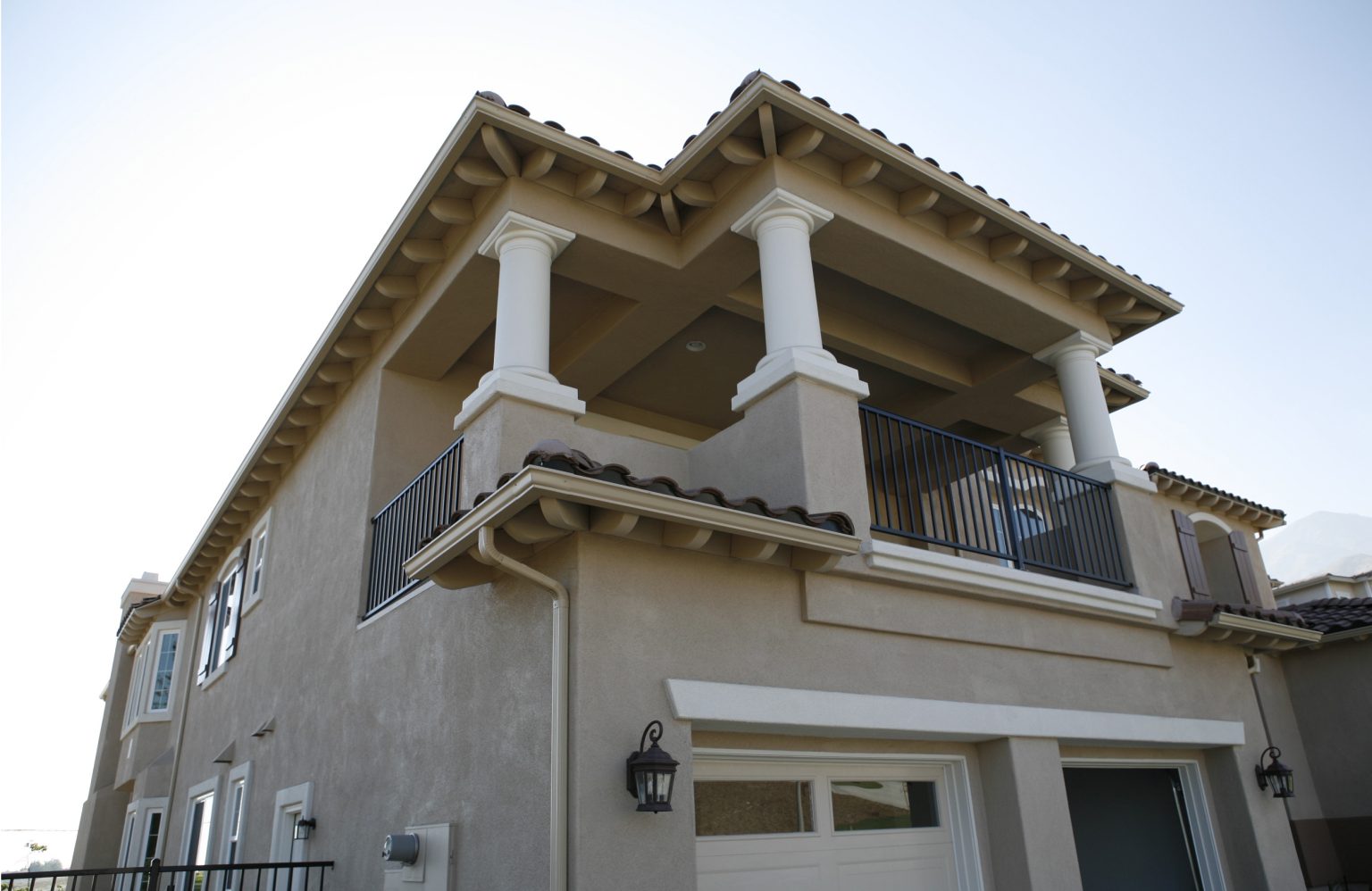 Trending Gutter Colors for 2025 to Elevate Your Home